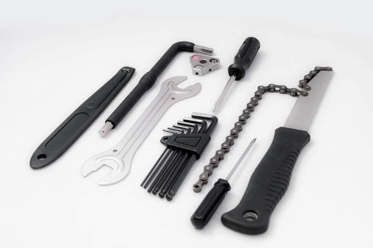 How To Carry a Spare Tube on Road Bikes: 7 Options - Pedal Street